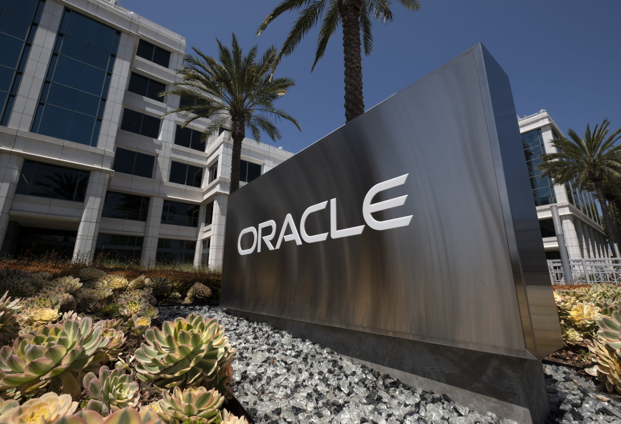 Oracle Sued by Bondholders Over Losses Tied to AI Buildout