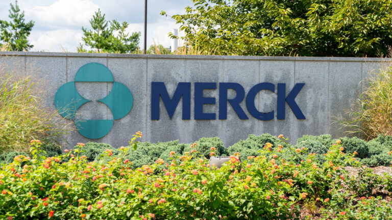 Merck’s $8 Billion Cancer Vaccine Faces First US Jury Trial