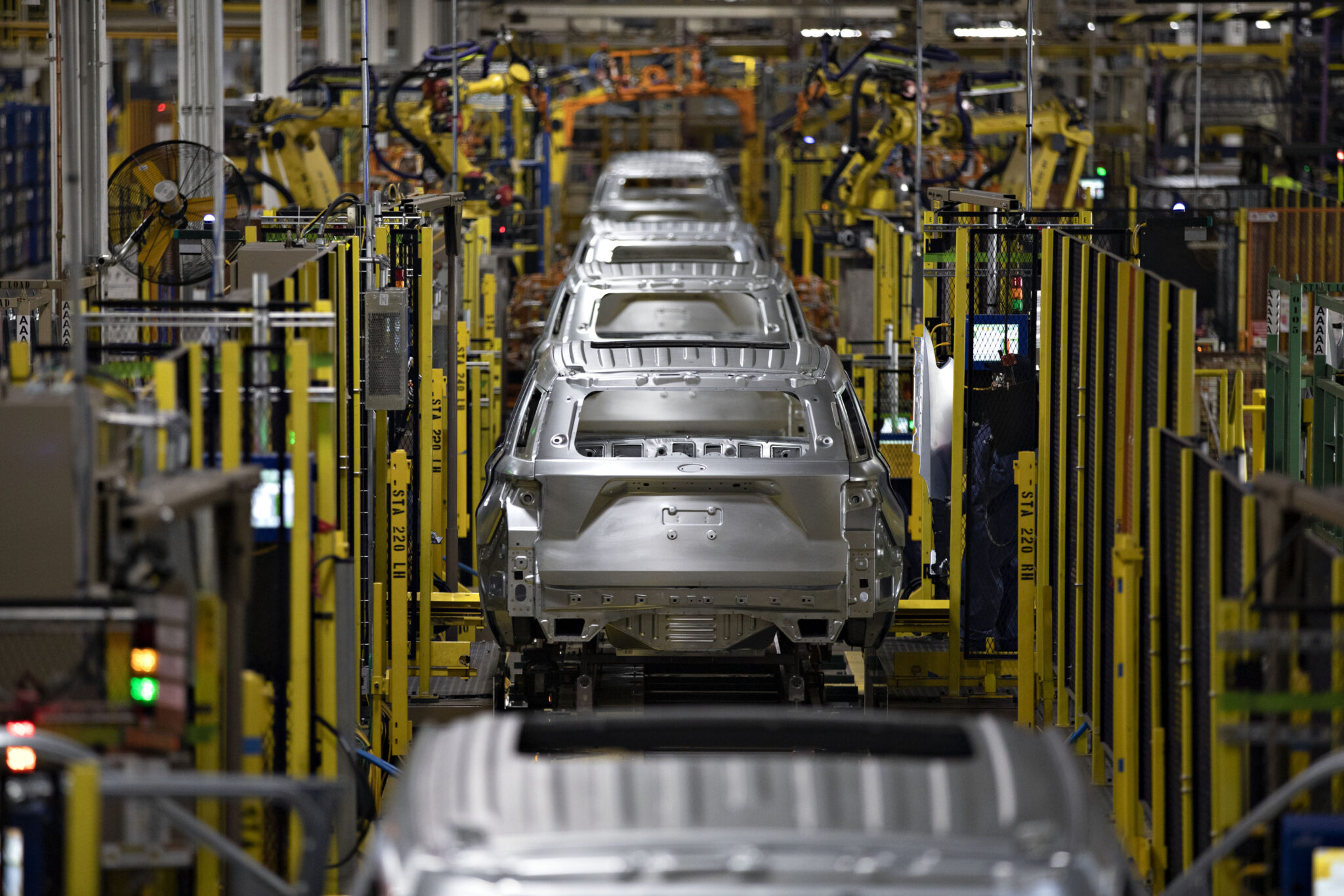Ford’s AI Hiccups Lead Carmaker to Rehire ‘Gray Beard’ Engineers