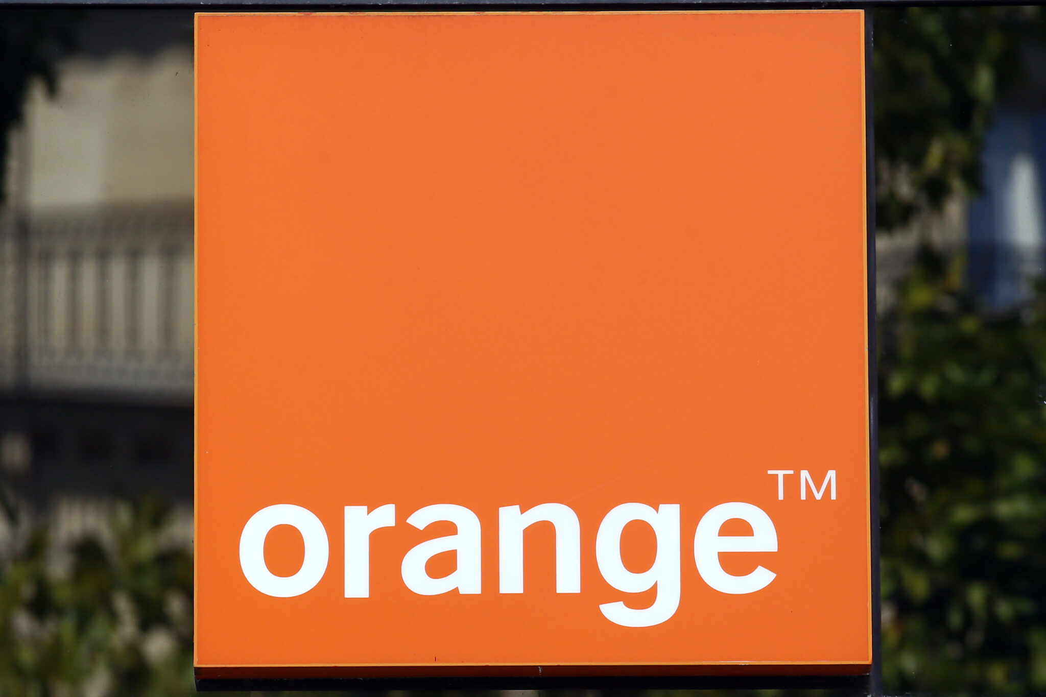 Explosion at Orange Site in Paris Injures Workers, Affects 80,000 Users