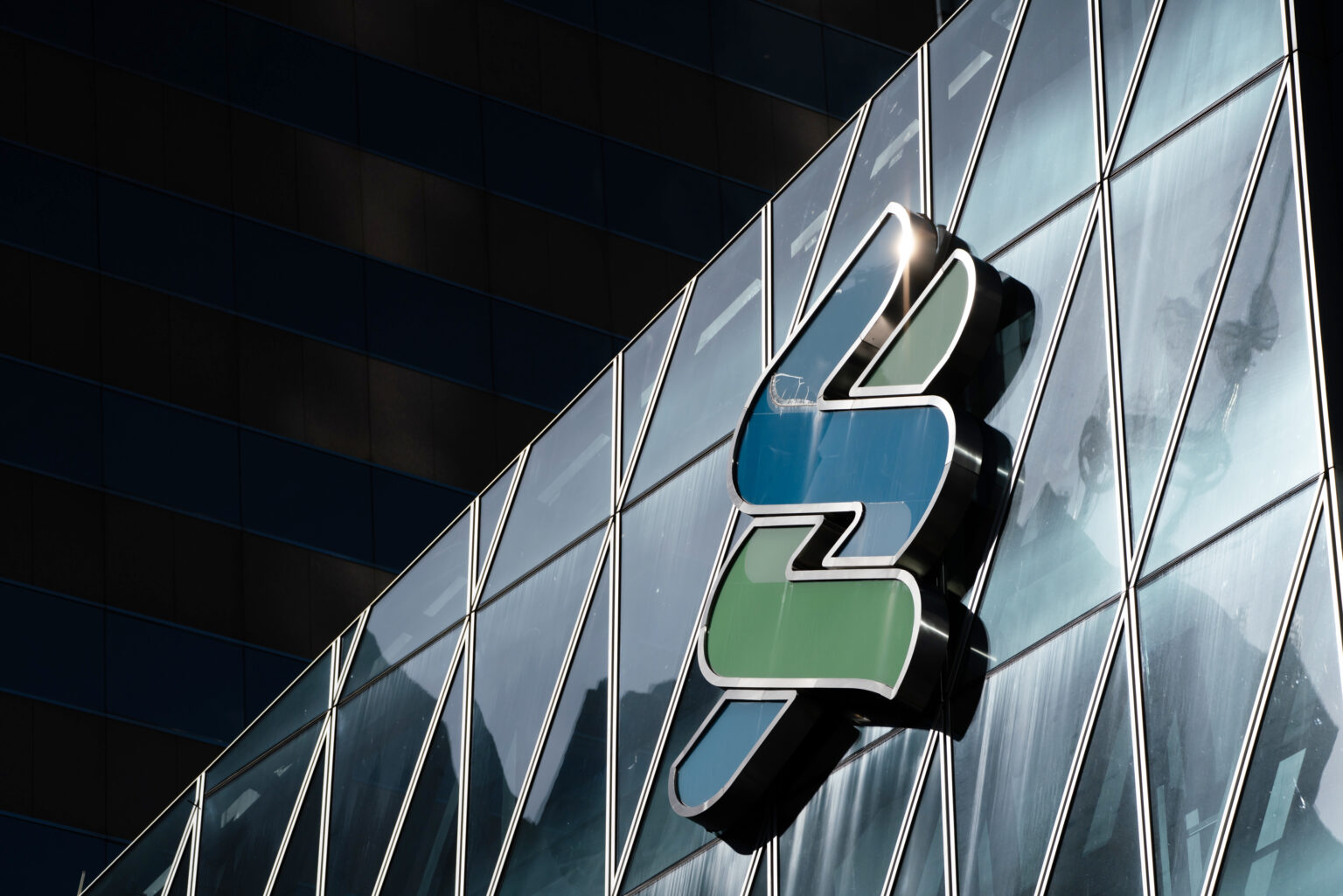 Standard Chartered Settles £1.5 Billion Iranian Sanction Suit in London